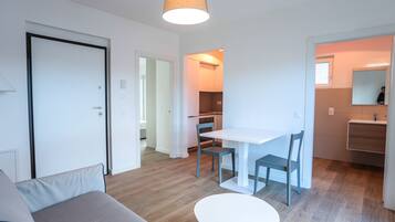 Apartamento Design, 1 cama king-size, acessível, vista para a colina | Sala de estar | TV de ecrã plano