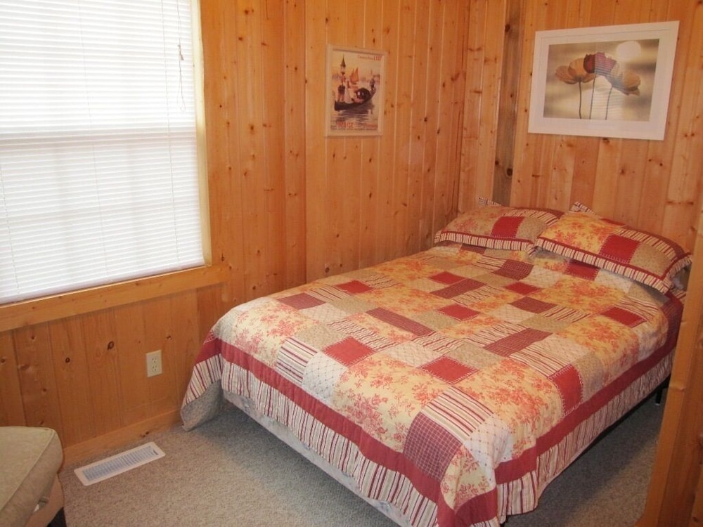 (3 Nt Min!) Lakeside Home Close To Association Beach & Private Hot Tub! - New Buffalo, MI