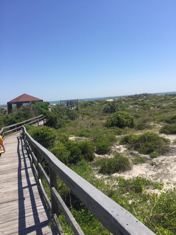 Updated And Comfortable Ocean Hibiscus Condo! Great Location On Butler Beach! - Crescent Beach, FL