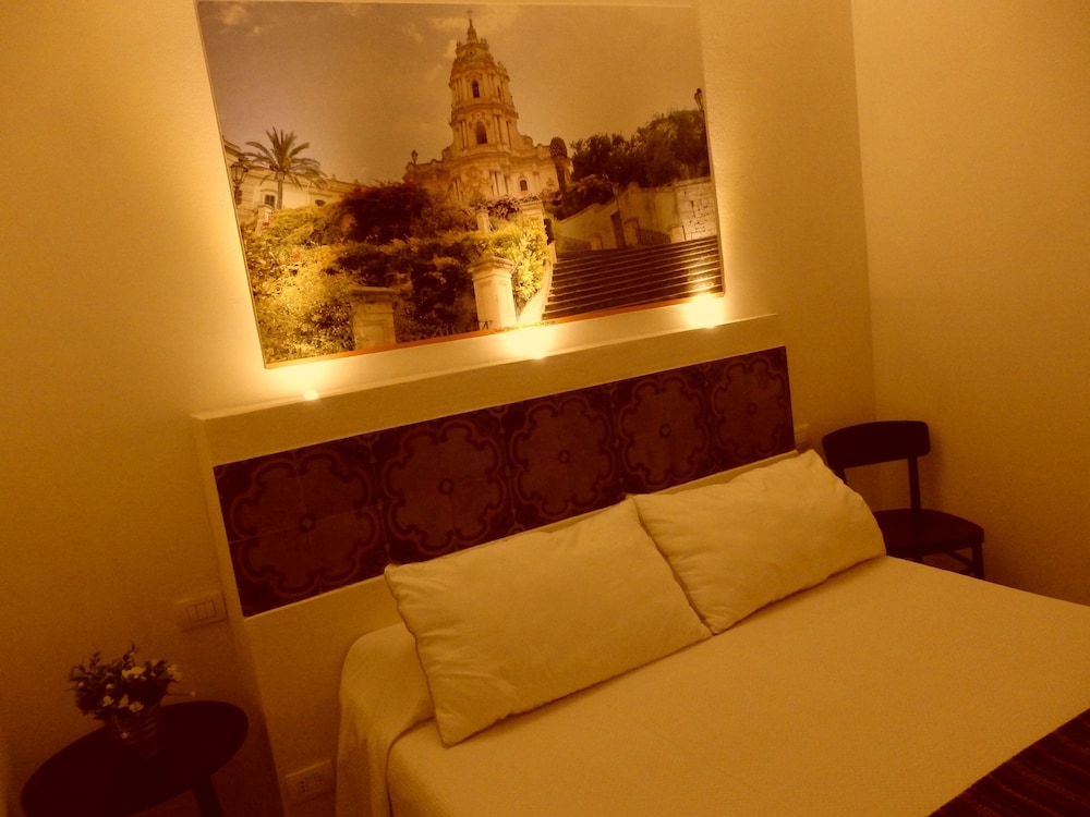 House Of Avi Donna Maria, Baroque Residence In Places Of Montalbano - Modica