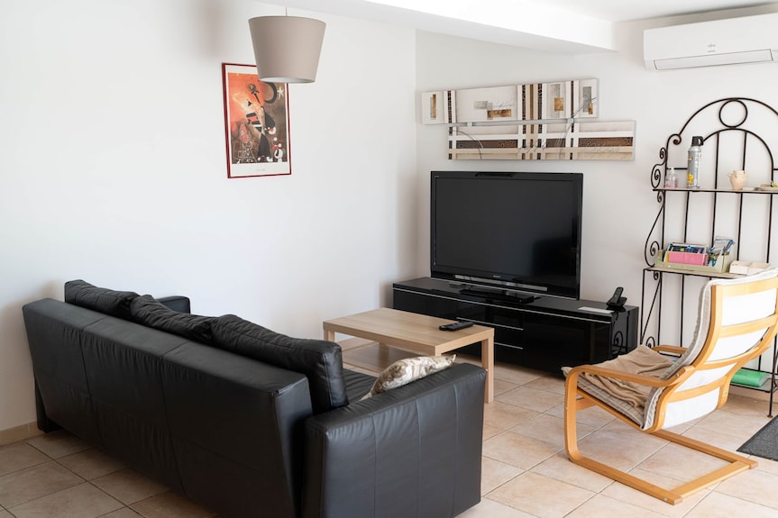 Gîte éCureuil: Bas De Villa 2 Chambres, Terrasse, Parking - Rognac