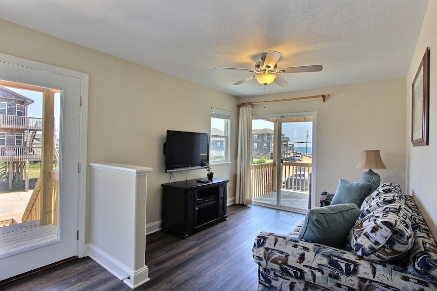 Beach Retreat- Short Walk To Beach- Community Pool & Spa - North Carolina