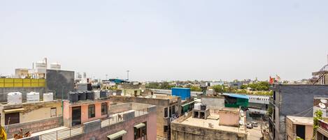 Uma área urbana densamente povoada com edifícios altos, alguns com tanques de água aparentes nos telhados.