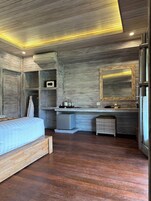 Quarto casal luxo, sacada | Frigobar, cofres nos quartos, escrivaninha