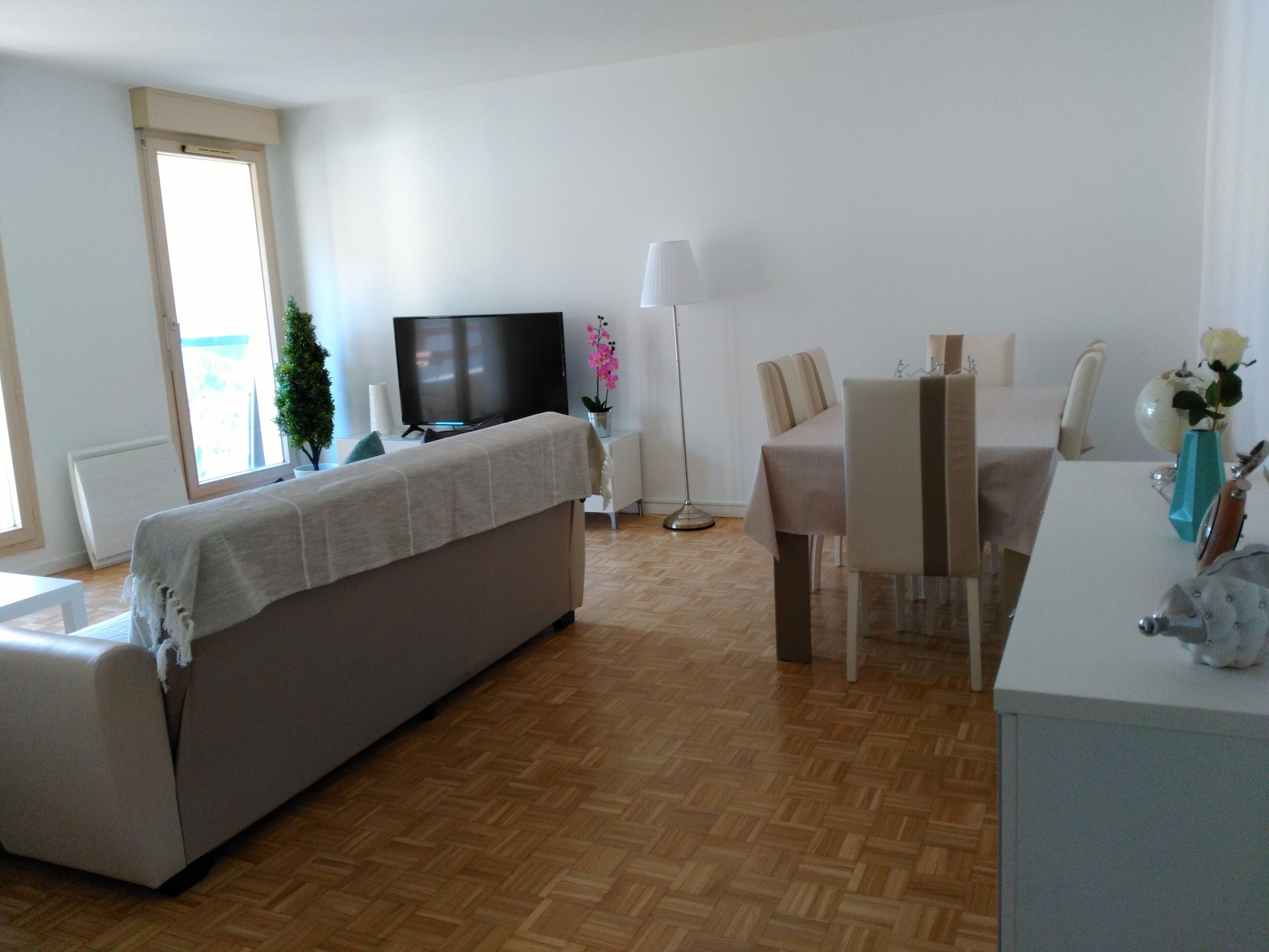Beautiful And Spacious Apartment Of 84 M² With Parking Near The Metro - Lyon