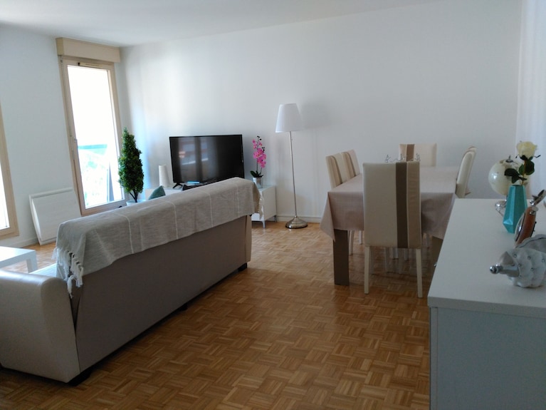 Beautiful And Spacious Apartment Of 84 M² With Parking Near The Metro - Lyon