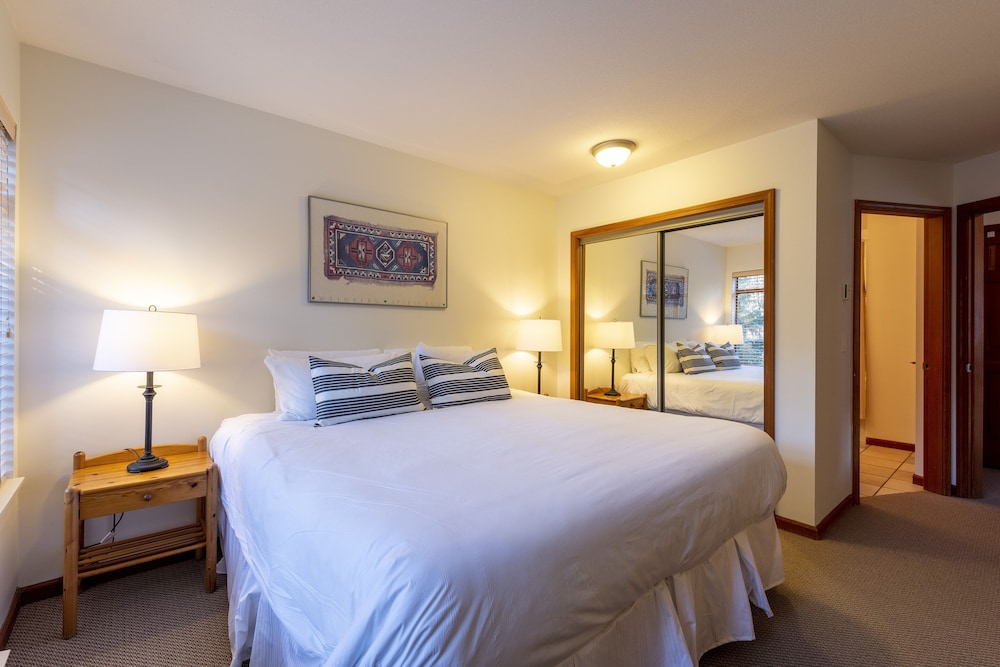 Village Townhome With Outdoor Communal Pool And Hot Tub, Ac, Hosted By Whistler Ideal - Whistler