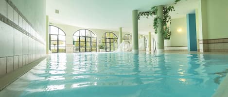 Piscina interna, funciona das 7h às 21h, espreguiçadeiras