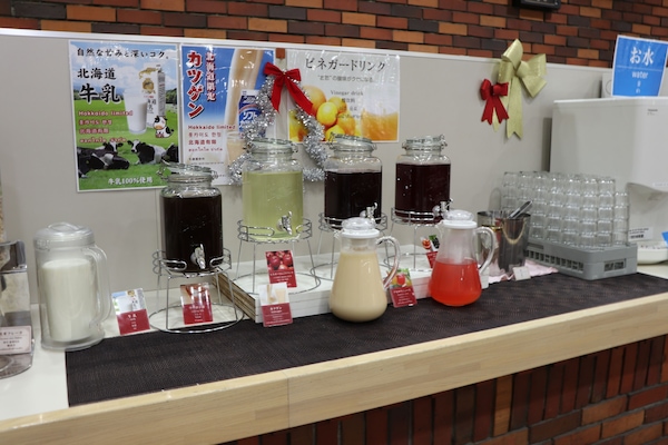 Pequeno-almoço tipo buffet diário (1200 JPY por pessoa)