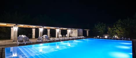 Piscina externa, funciona das 10h às 19h, espreguiçadeiras