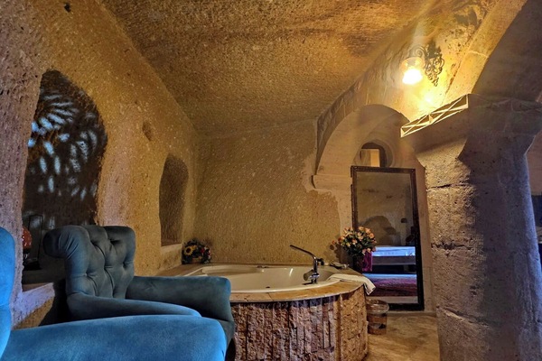 Turkuaz Cave Suit Room | Sala de estar | Televisor LED de 64 cm com canais por cabo, televisor