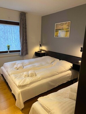 Quarto triplo, várias camas | Ferros/tábuas de passar roupa, roupa de cama