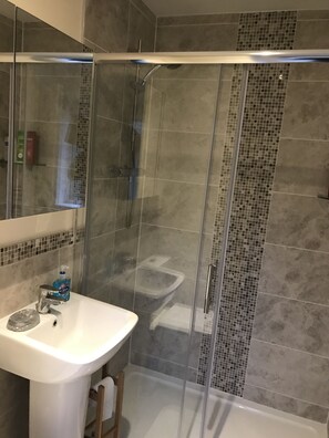 Quarto casal, banheiro compartilhado | Comodidades do banheiro | Chuveiro, produtos de toalete grátis