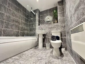 Apartamento Deluxe, casa de banho privativa, vista para o pátio (Ground - CTR 18 ) | Casa de banho