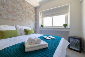 Quarto casal básico | Frigobar, cofres nos quartos, escrivaninha, quartos à prova de som