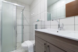 Quarto casal básico | Banheiro | Chuveiro, produtos de toalete grátis, secador de cabelo, chinelos