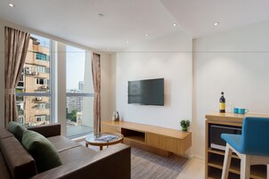 Suite Standard, 1 cama queen-size, Vista para a cidade (One registered guest must be female) | Edredões de penas, cofre no quarto, secretária