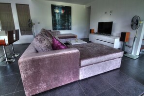 Five Bedrooms Private Pool Villa  | Sala de estar | TV de ecrã plano, leitor de DVD 