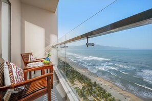 Quarto duplo premier, sacada, de frente para o oceano | Roupas de cama premium, frigobar, cofres nos quartos, cortinas blackout
