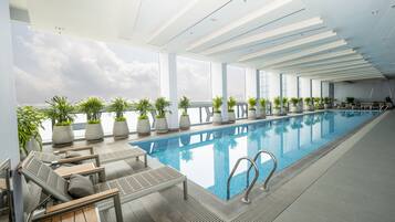 Piscina interior, piscina exterior