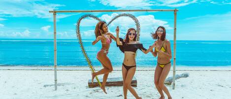 Na praia, areia branca