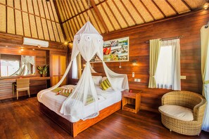 Villa Deluxe, vista para a piscina (2 Bed Rooms) | Minibar, cofre no quarto, secretária 