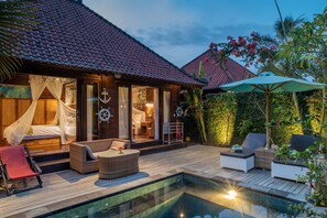 Villa Deluxe, vista para a piscina (2 Bed Rooms) | Minibar, cofre no quarto, secretária 