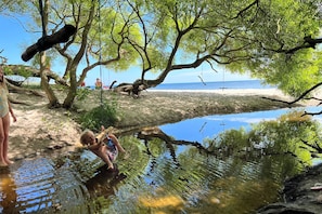 Na praia, praia de areia branca