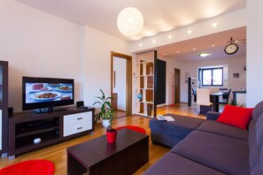Apartamento Standard, varanda | Sala de estar | Televisor LCD, leitor de DVD 