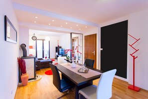 Apartamento Standard, varanda | Sala de estar | Televisor LCD, leitor de DVD 