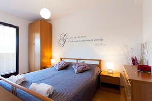 Apartamento Standard, varanda | Cofre no quarto, cortinas/cortinados opacos, quartos insonorizados 