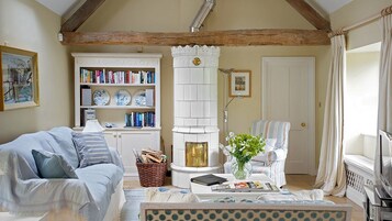 Casa de campo | Área de estar | TV de tela plana, DVD player, dock para iPod, dock para MP3