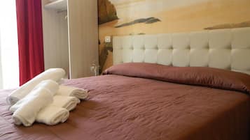 Minibar, cofre no quarto, secretária, quartos insonorizados