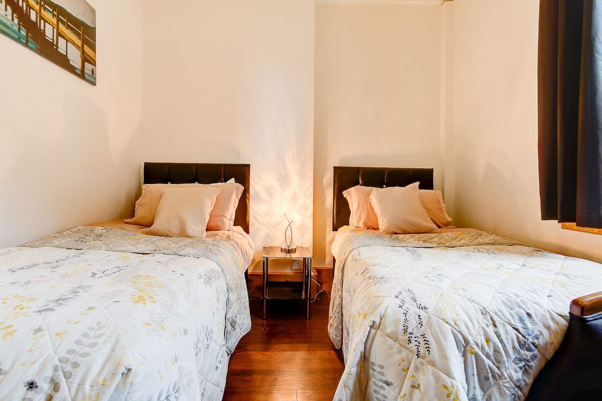 Quarto Twin (Room 2) | Roupa de cama fornecida
