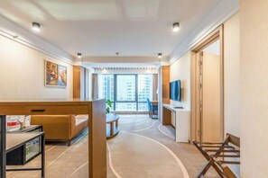 Cofres nos quartos, escrivaninha, cortinas blackout