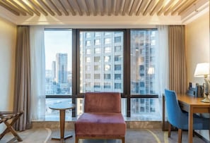 Cofres nos quartos, escrivaninha, cortinas blackout