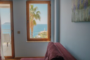 Quarto Familiar, varanda, vista para o mar | Secretária, Wi-fi grátis, roupa de cama fornecida 