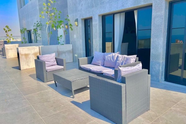 Suíte real, 3 quartos, cozinha | Terraço/pátio