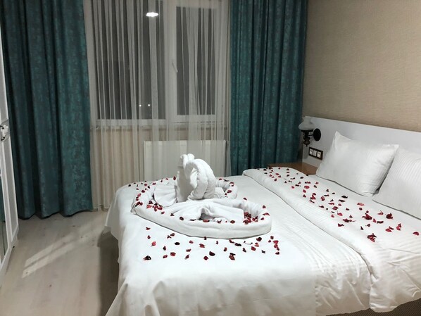 Escrivaninha, cortinas blackout, quartos à prova de som