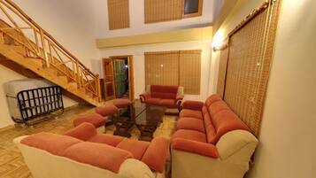 Suite de Luxo, 4 quartos | Sala | TV de ecrã plano