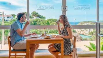 Café da manhã, almoço e jantar