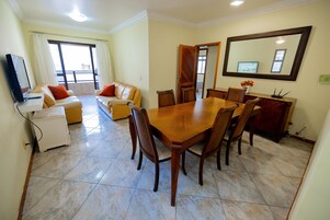 Apartamento família | Área de estar | TV de tela plana