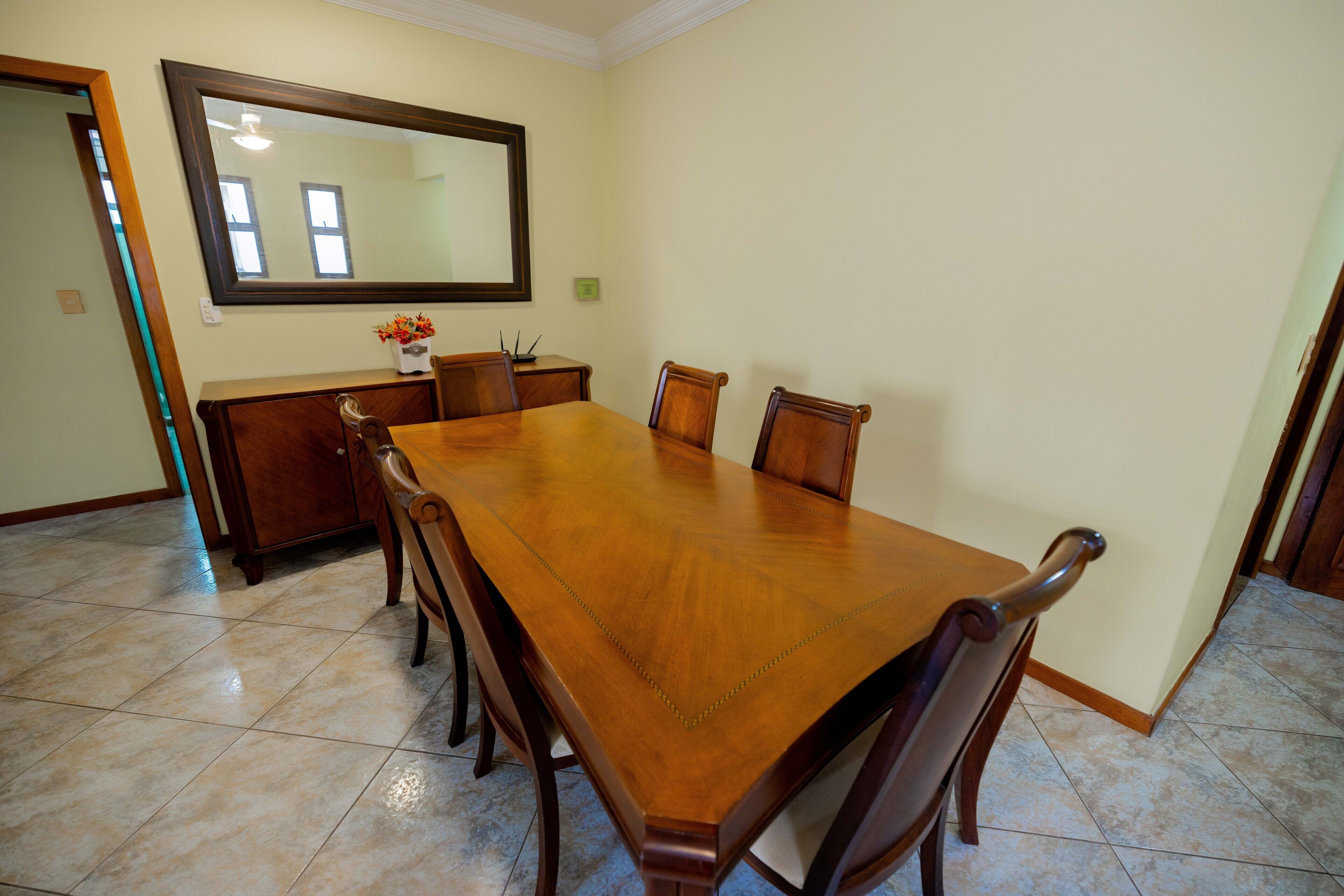 Apartamento família | Área de estar | TV de tela plana