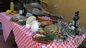 Uma mesa com diversos alimentos e garrafas, provavelmente para uma refeição ou evento.