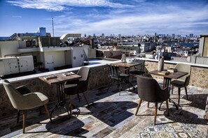 Pequeno-almoço tipo buffet diário (10 EUR por pessoa) 