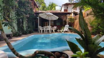 Piscina externa, funciona das 9h às 22h, guarda-sóis, espreguiçadeiras