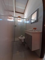 Chuveiro, produtos de toalete grátis, secador de cabelo