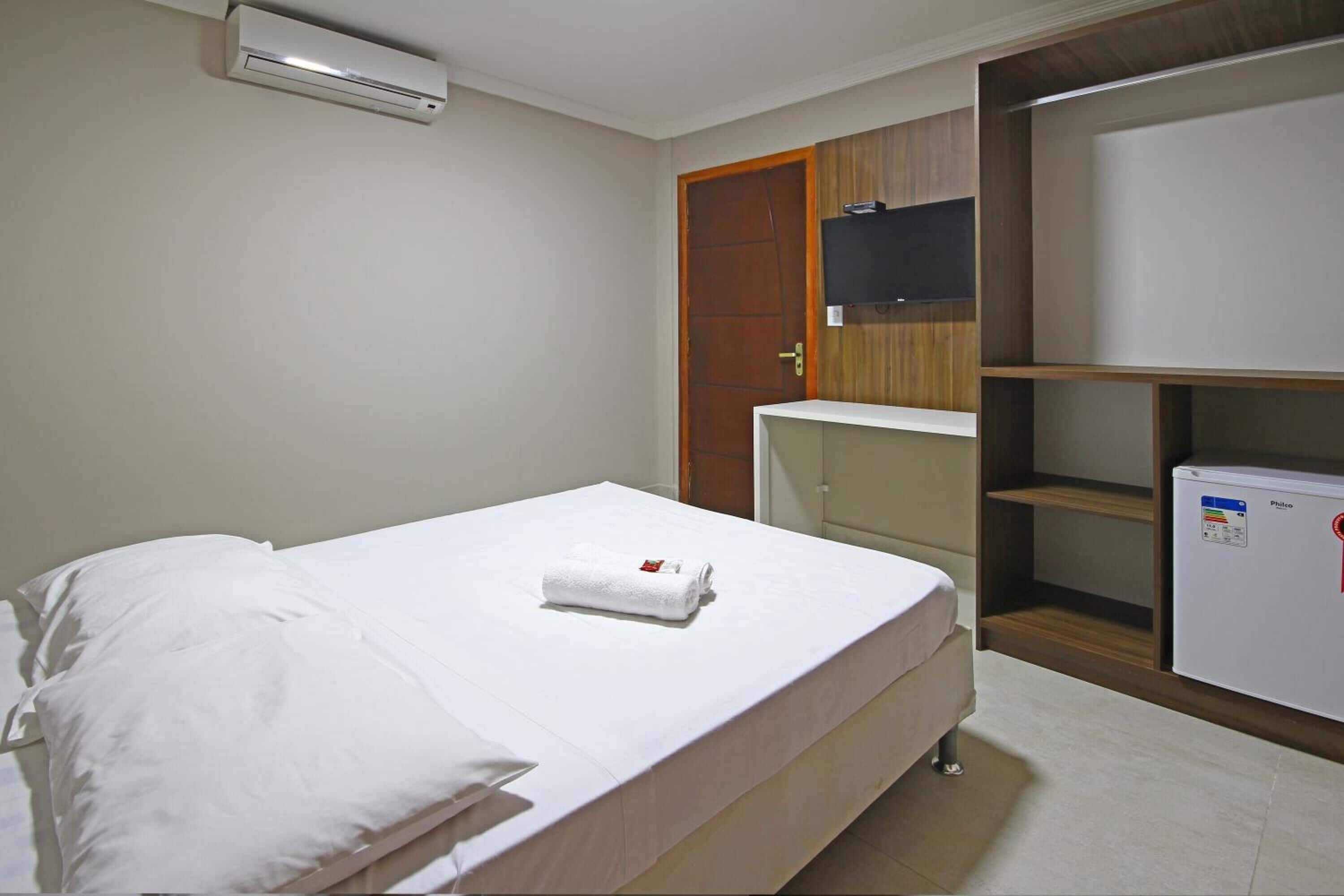 Minibar, cortinas/cortinados opacos, roupa de cama fornecida 