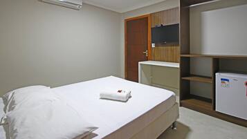 Minibar, cortinas/cortinados opacos, roupa de cama fornecida