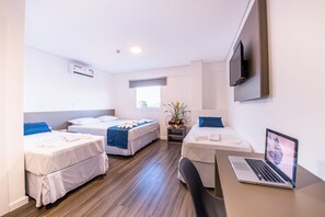 Quadruplo | Minibar, secretária, cortinas/cortinados opacos, ferro/tábua de engomar